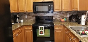 Condo conforto, várias camas, para não fumantes | Cozinha privada | Geladeira grande, micro-ondas, fogão, cafeteira/chaleira