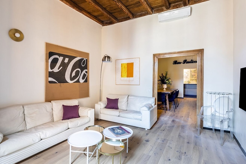 The Baullari Ii Apartment Is Located In Via Dei Baullari, Between Piazza Navona And Campo De' Fiori, Two World-famous Squares, And Consists Of 4 Large Bedrooms And Can Accommodate Up To 8 People. -