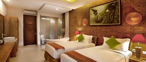 Quarto de hotel com duas camas, cômoda de madeira, banheiro com banheira e um quadro grande na parede.