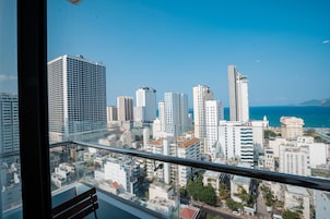 Paisagem urbana com edifícios altos e vista clara do oceano.