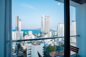 1 quarto, frigobar, cofres nos quartos, escrivaninha