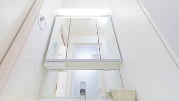 Apartamento básico (with Loft #202) | Banheiro | Banheira e chuveiro separados, banheira de imersão