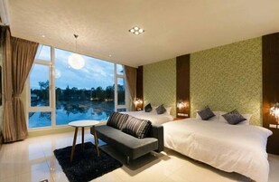 Quarto Quádruplo Premium, não fumadores (D03) | Roupa de alta qualidade, edredões de penas, secretária 