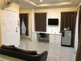 Standard Double Room  | Área de estar | TV de tela plana 32 polegadas com canais a cabo, TV