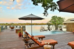 Terraço com espreguiçadeiras