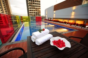 Piscina no piso superior