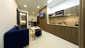 Suite Familiar, varanda (Landmark View) | Kitchenette privada | Um frigorífico, uma placa de cozinha, uma chaleira elétrica