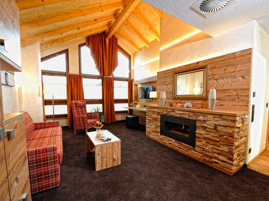 Suíte lua de mel, 1 quarto, sauna seca | Área de estar | TV de tela plana, filmes recentes