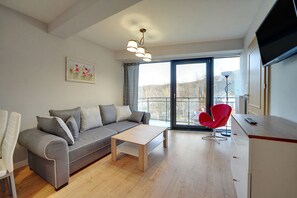 Apartamento (3F/1) | Área de estar | TV de tela plana