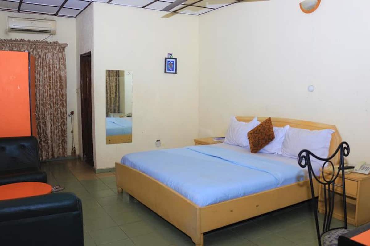 Quarto Executivo | Cortinas/cortinados opacos, roupa de cama fornecida