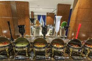 Uma mesa de buffet com vários recipientes e utensílios.