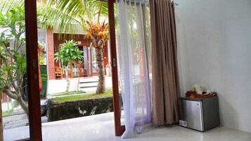Quarto casal luxo, 1 cama de casal, vista para o jardim | Frigobar, cofres nos quartos, escrivaninha, Wi-Fi de cortesia