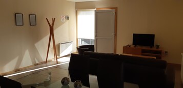 Apartamento Deluxe, 1 cama queen-size e sofá-cama, vista para a montanha | Sala | Televisor de ecrã plano de 32 polegadas com canais por cabo, televisor 