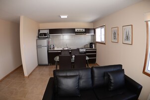 Apartamento Deluxe, 1 cama queen-size e sofá-cama, vista para a montanha | 1 quarto, secretária, Wi-fi grátis, roupa de cama fornecida 