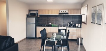 Apartamento Deluxe, 1 cama queen-size e sofá-cama, vista para a montanha | Cozinha privada | Um frigorífico, um micro-ondas, um forno, uma placa de cozinha 