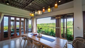 5 Bedroom Villa | Área de estar | TV de tela plana 32 polegadas com canais a cabo, TV