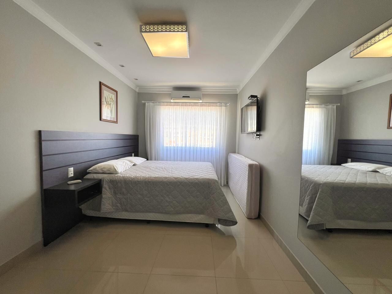 Apartamento básico | Cortinas blackout, ferros/tábuas de passar roupa, Wi-Fi de cortesia