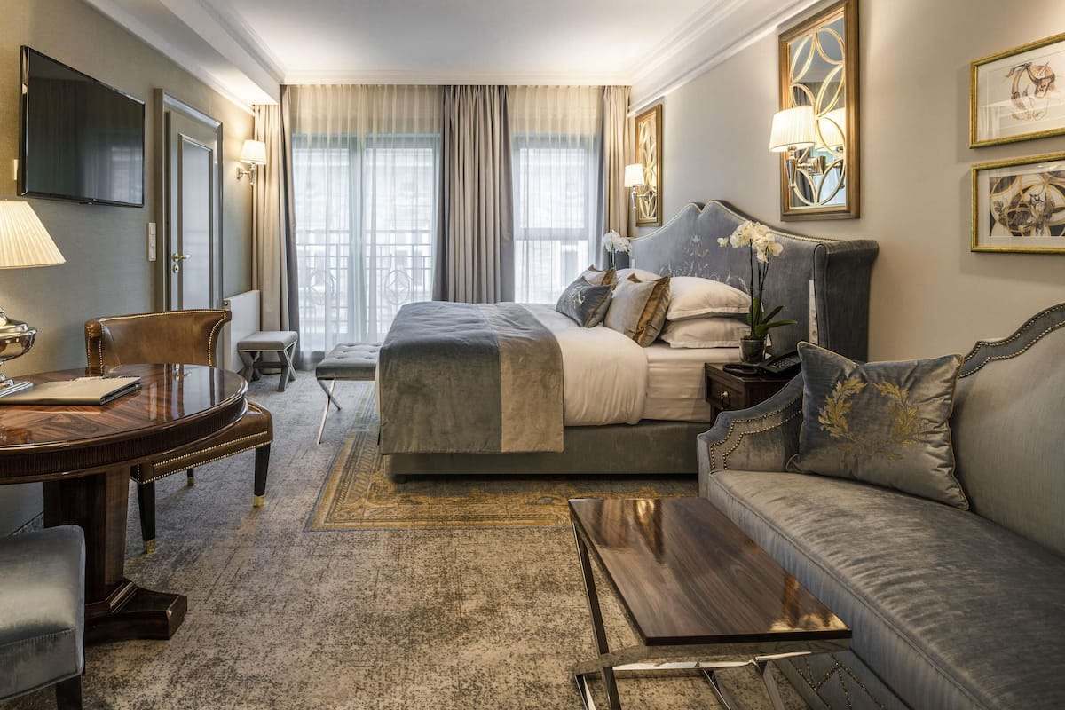 Suíte júnior, 1 cama King | Frigobar, cofres nos quartos, escrivaninha, quartos à prova de som