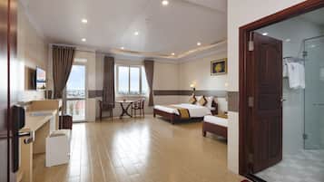 Quarto Triplo Superior | Minibar, secretária, cortinas/cortinados opacos, Wi-fi grátis