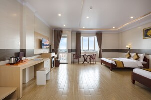 Quarto triplo superior | Frigobar, escrivaninha, cortinas blackout, Wi-Fi de cortesia