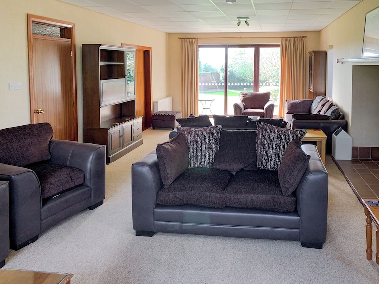 6 Bedroom Accommodation In Baschurch, Near Shrewsbury - North Wales
