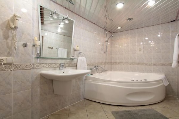 Apartamento Executivo, 1 cama queen-size, não fumadores | Casa de banho | Uma banheira, artigos de higiene pessoal grátis