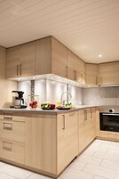 Casa de campo, 3 quartos, sauna seca, vista para o mar (Strandkanten) | Cozinha privada | Geladeira grande, micro-ondas, fogão, cooktop