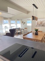 Vollsnes Panorama 3 Bedrooms | Sala de estar | TV de ecrã plano 