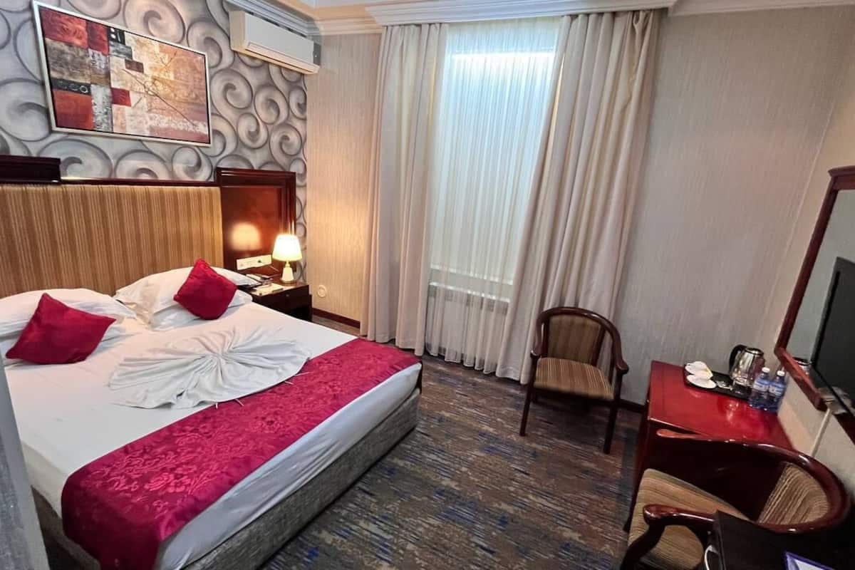 Quarto casal econômico, sem janelas | Frigobar, escrivaninha, ferros/tábuas de passar roupa, Wi-Fi de cortesia