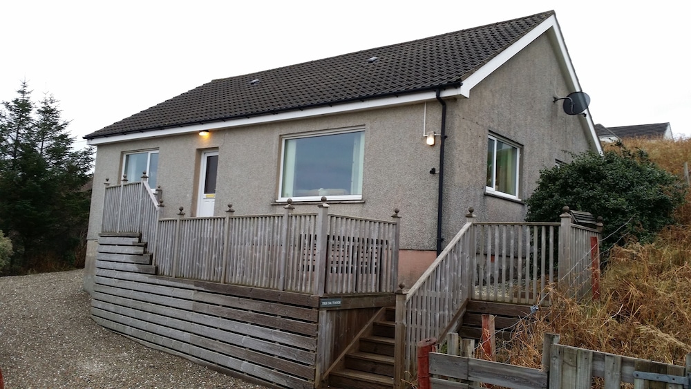Tigh Na Fraoch Holiday Cottage With Loch View - Skye