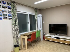 Casa, 3 quartos | Sala | Televisor de ecrã plano de 50 polegadas com canais por cabo, televisor 