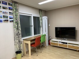 Casa, 3 quartos | Sala | Televisor de ecrã plano de 50 polegadas com canais por cabo, televisor 