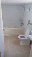 Casa, 3 quartos | Casa de banho | Uma banheira de imersão total, artigos de higiene pessoal grátis 