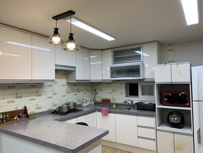 Casa, 3 quartos | Kitchenette privada | Um frigorífico, um micro-ondas, uma placa de cozinha 