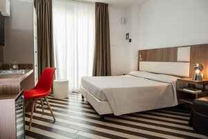 Quarto Duplo Comfort | Roupa hipoalergénica, minibar, cofre no quarto, secretária 