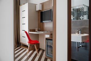 Quarto casal conforto | Roupas de cama antialérgicas, frigobar, cofres nos quartos, escrivaninha