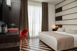 Quarto Duplo Superior | Roupa hipoalergénica, minibar, cofre no quarto, secretária 