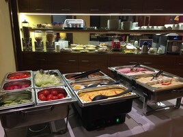 Café da manhã continental todos os dias mediante uma taxa