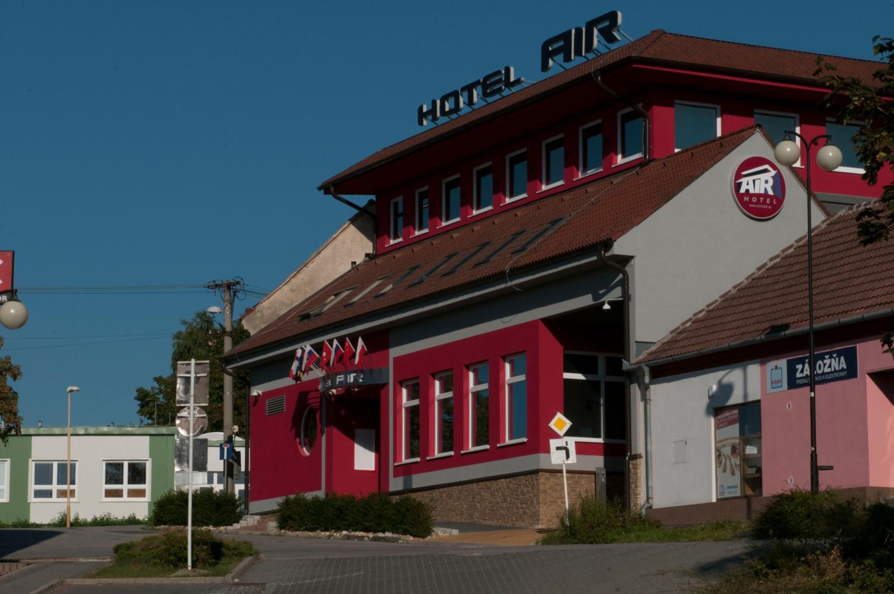 Um edifício vermelho e branco com uma placa que diz 'HOTEL AIR'.