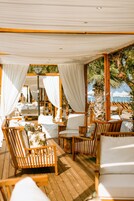 Na praia, espreguiçadeiras, guarda-sóis de praia 