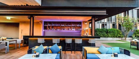 2 bares/lounges, saguão/lounge