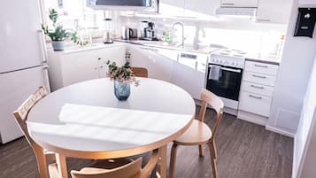 Apartamento superluxo, 2 quartos, para não fumantes, sauna seca | Cozinha privada | Geladeira grande, micro-ondas, fogão, cooktop
