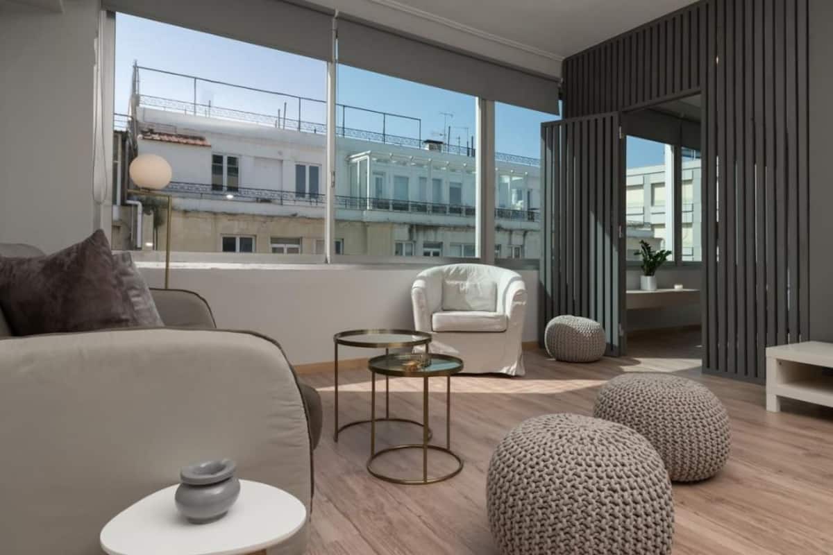 Apartamento luxo | Área de estar | TV LED 42 polegadas com canais de TV premium, TV
