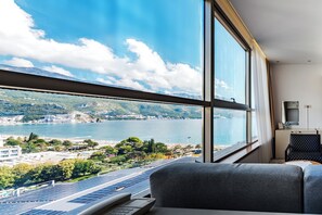 Suite de Luxo, vista para o mar | Minibar, cofre no quarto, com mobília individualizada, secretária 