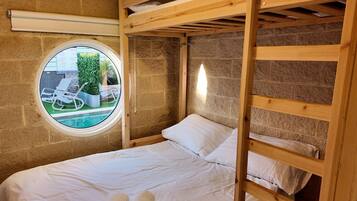 Suite de Luxo, várias camas, não fumadores, vista para a piscina | Roupa de alta qualidade, camas de colchão viscoelástico, minibar grátis