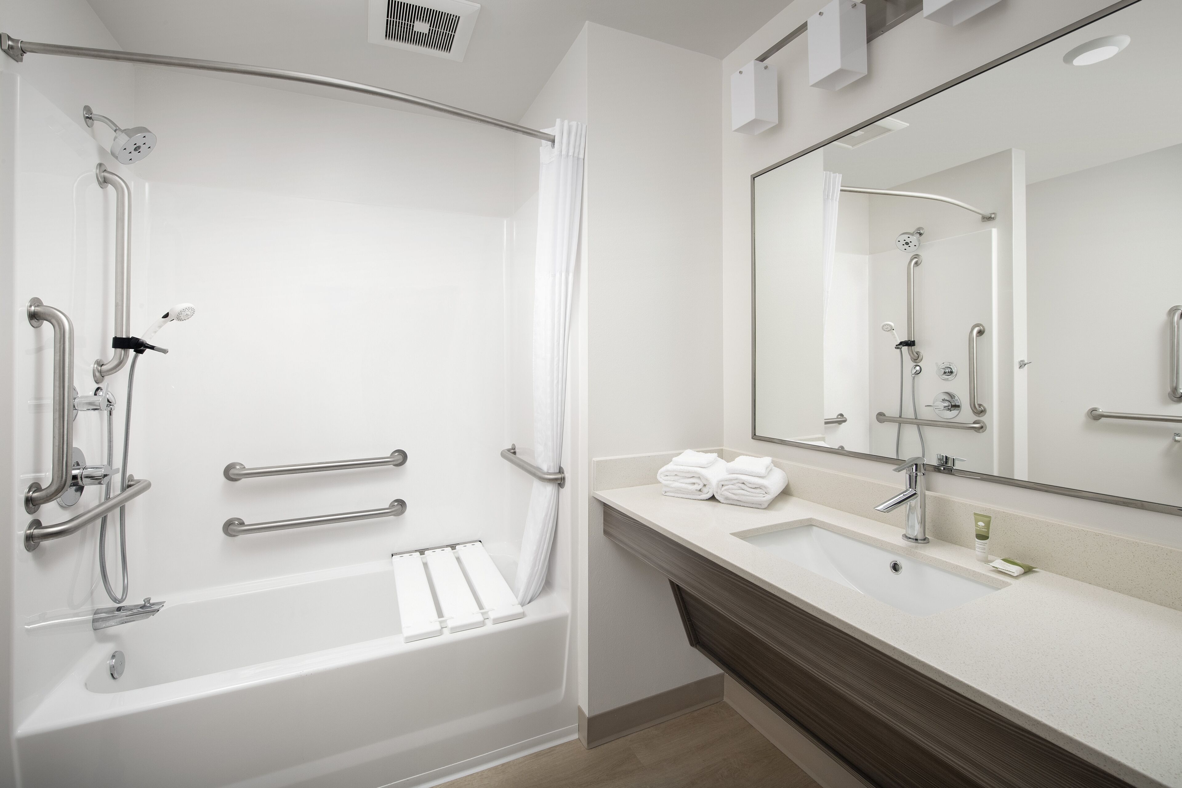 Quarto Standard, 1 cama queen-size, não fumadores | Casa de banho | Uma combinação polibã/banheira, um secador de cabelo (mediante pedido) 