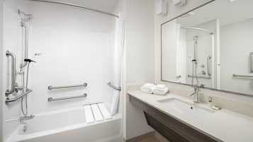 Quarto standard, 1 cama Queen, para não fumantes | Banheiro | Chuveiro/banheira combinados, secador de cabelo (mediante solicitação)