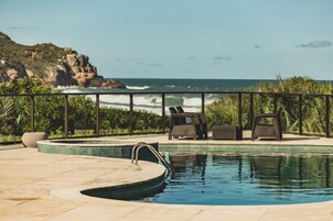 Piscina externa, guarda-sóis, espreguiçadeiras
