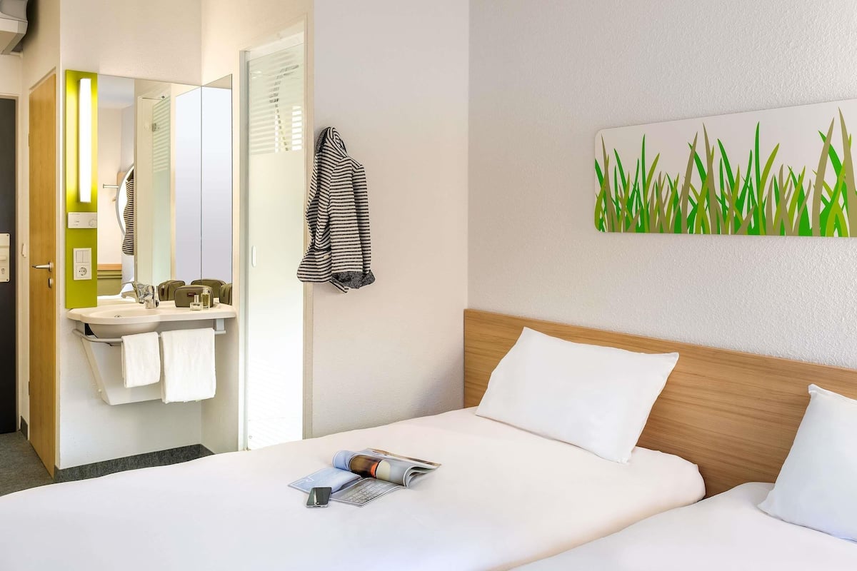 Quartos insonorizados, roupa de cama fornecida