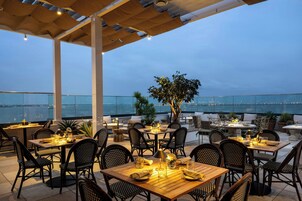 Este bar no lobby do hotel, com vista para o oceano 